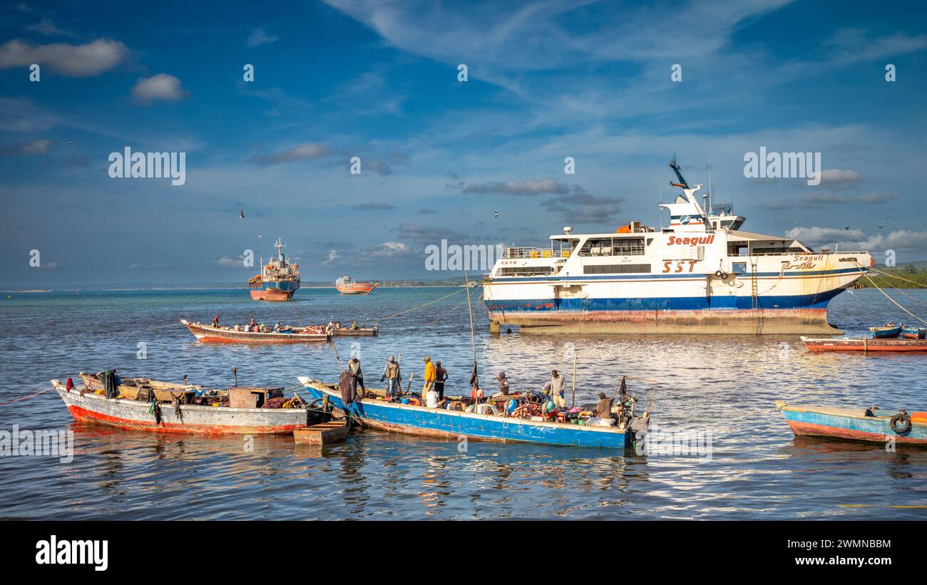 Fishermen on traditional dhow boats at Darajani Market, or the fish ...