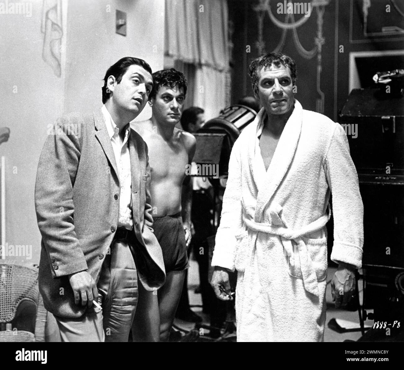Director STANLEY KUBRICK TONY CURTIS and LAURENCE OLIVIER on set candid ...