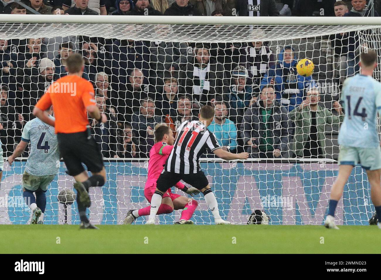 Matt Ritchie of Newcastle scores 2-2 - Newcastle United v AFC ...
