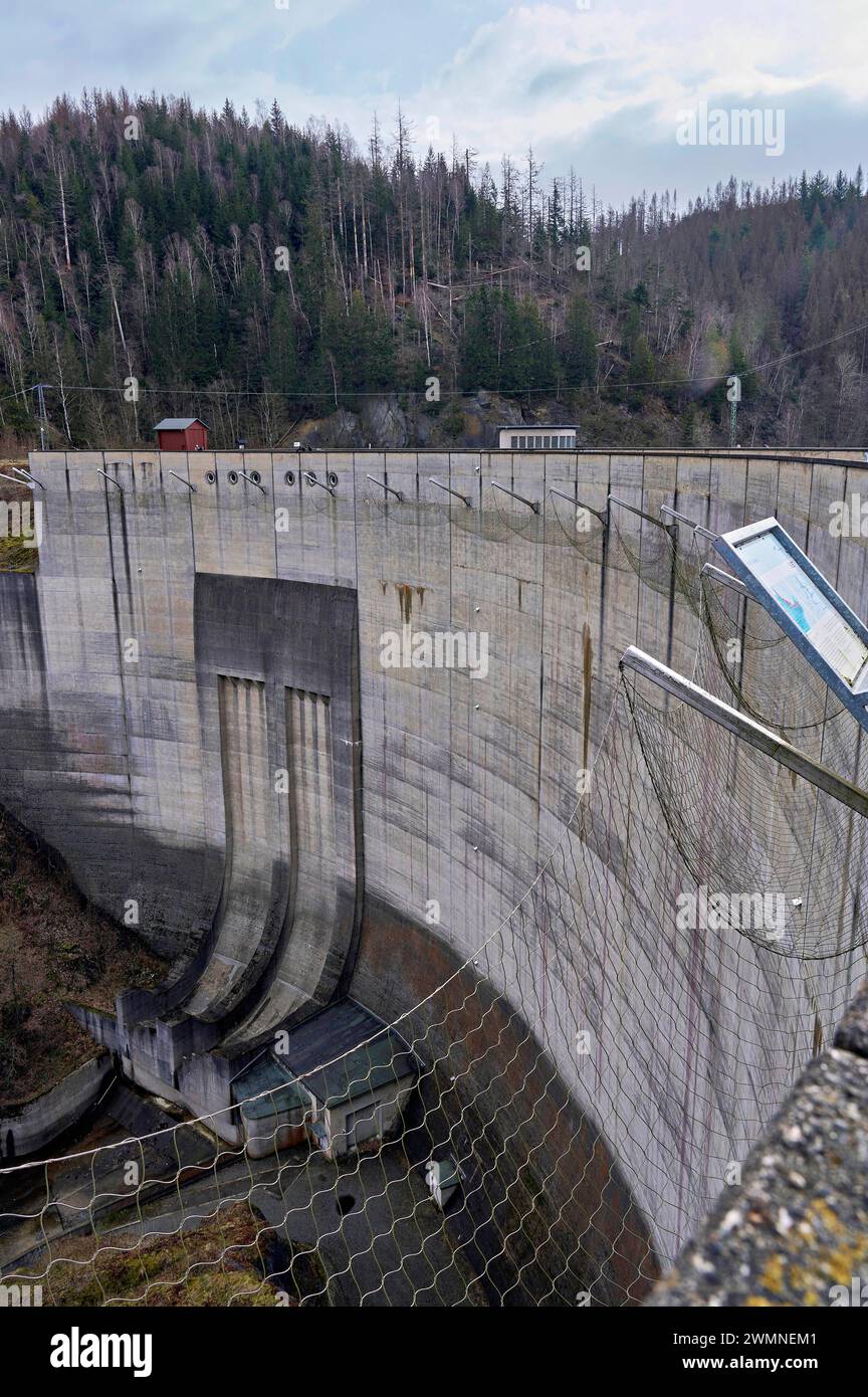 Die Okertalsperre ist eine Talsperre bei Altenau im Harz im ...