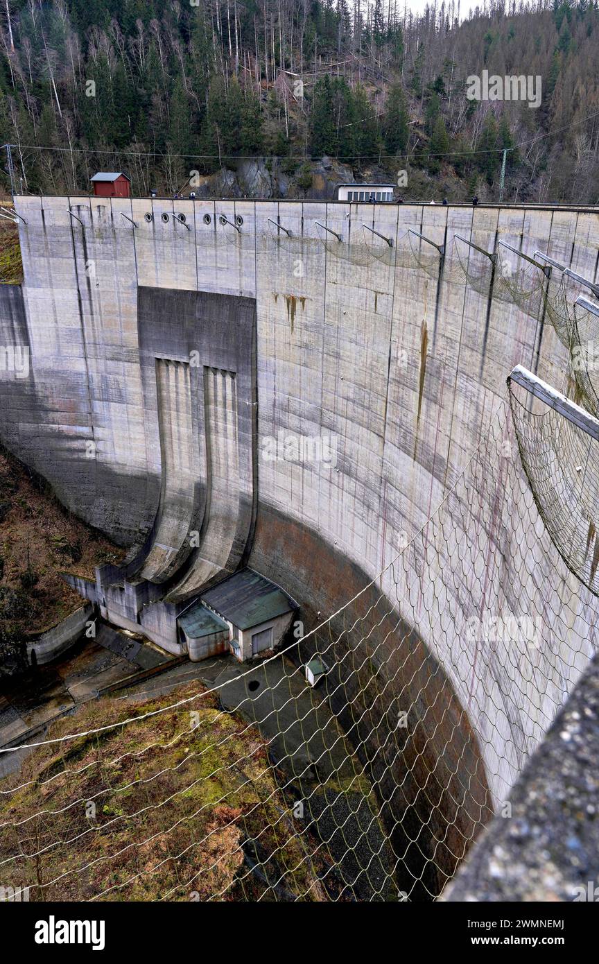 Die Okertalsperre ist eine Talsperre bei Altenau im Harz im ...