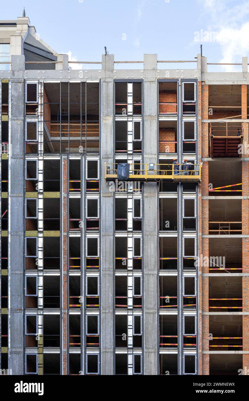 Cradle hoist hi-res stock photography and images - Alamy