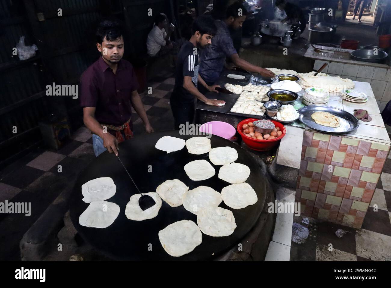 Joydevpur, Gazipur, Bangladesh. 27th Feb, 2024. Employees make paratha ...