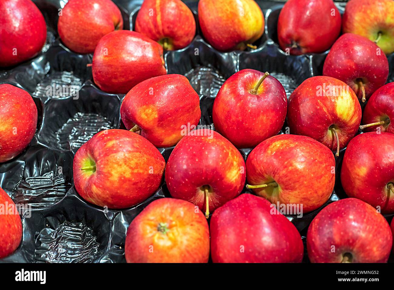 red apples lie in a container in a supermarket Stock Photo - Alamy