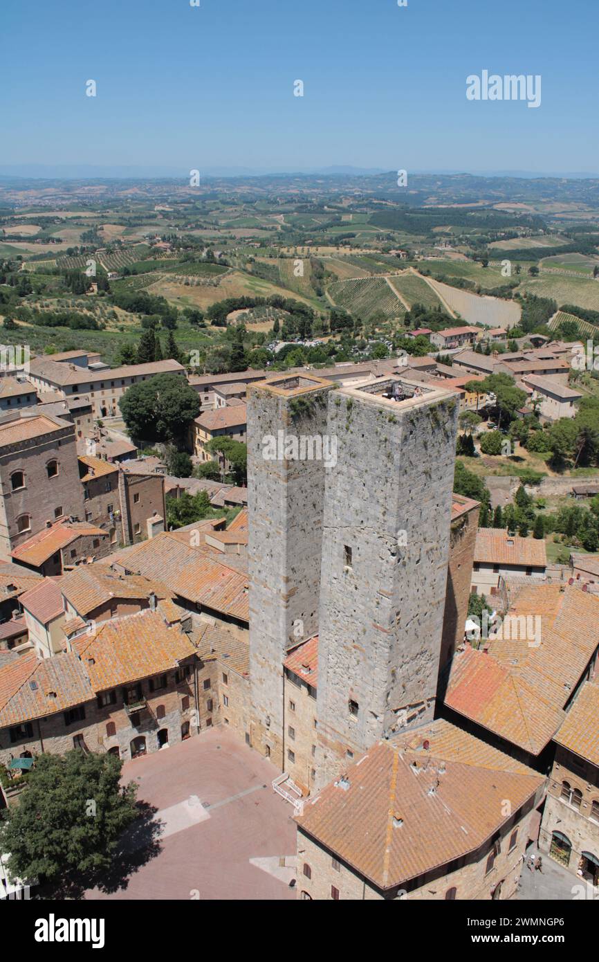 Tuscan landscape ancient buildings hi-res stock photography and images ...