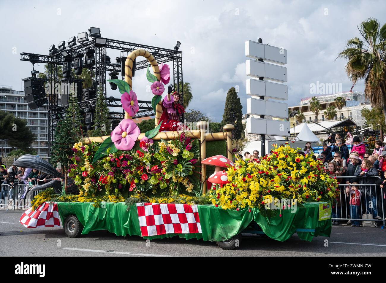 Carnival floats hi-res stock photography and images - Alamy