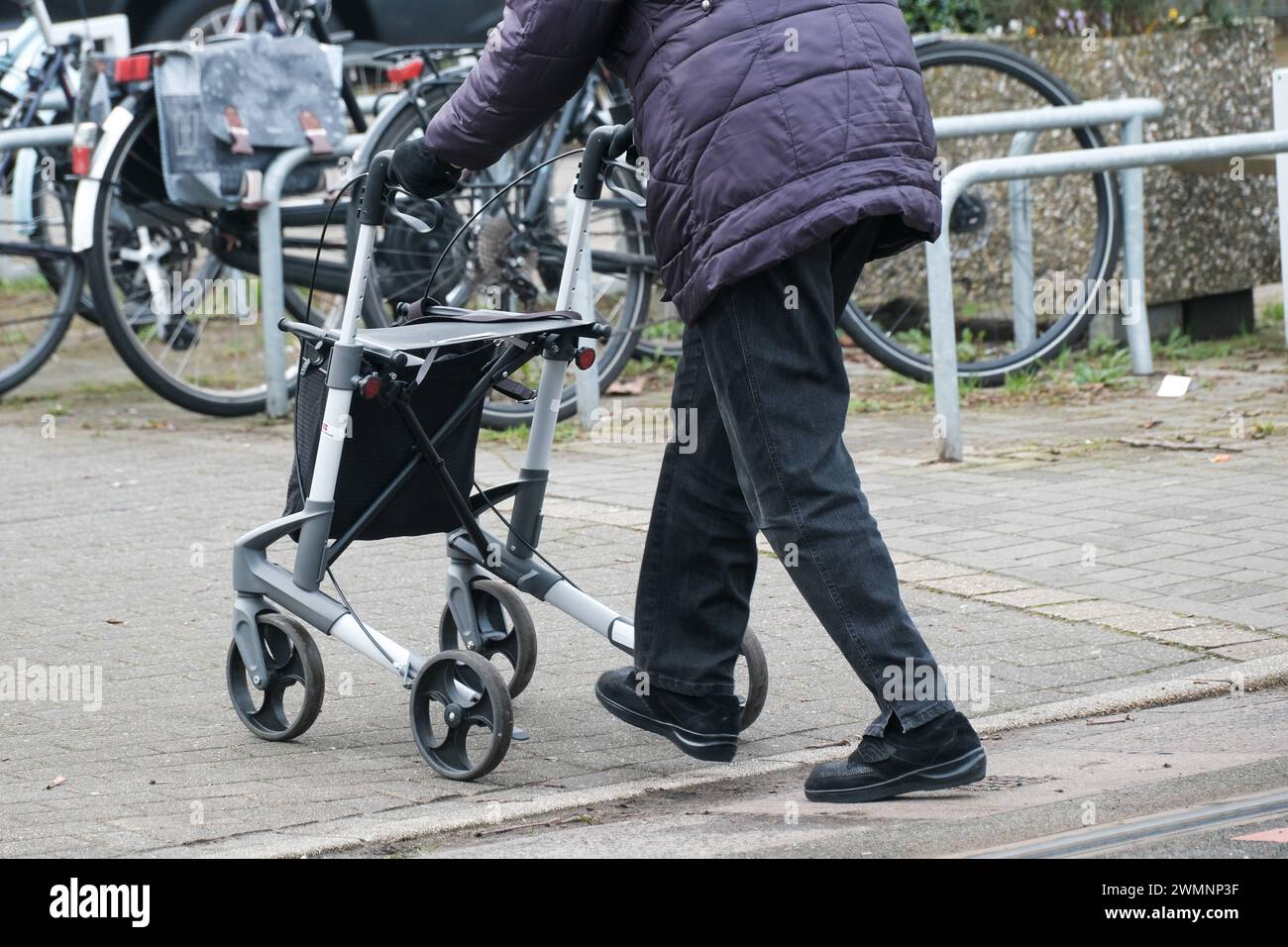 Rollator senioren hi-res stock photography and images - Alamy