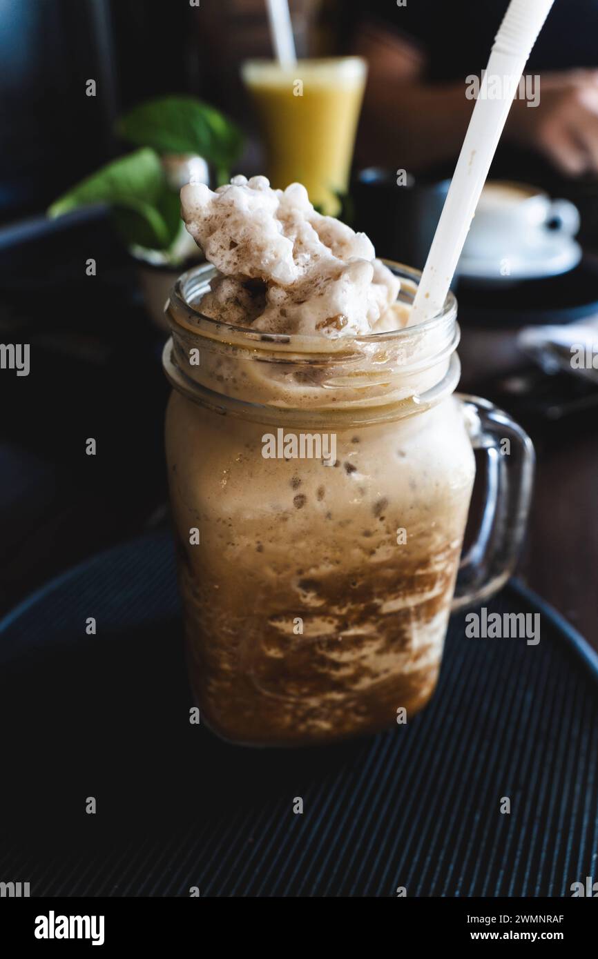 Milch mit eis hi-res stock photography and images - Alamy