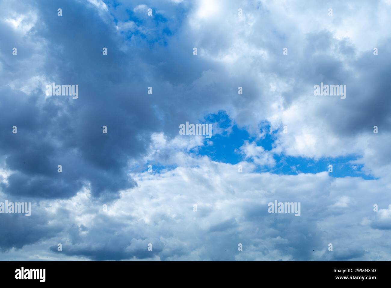 Cloud outside hi-res stock photography and images - Alamy