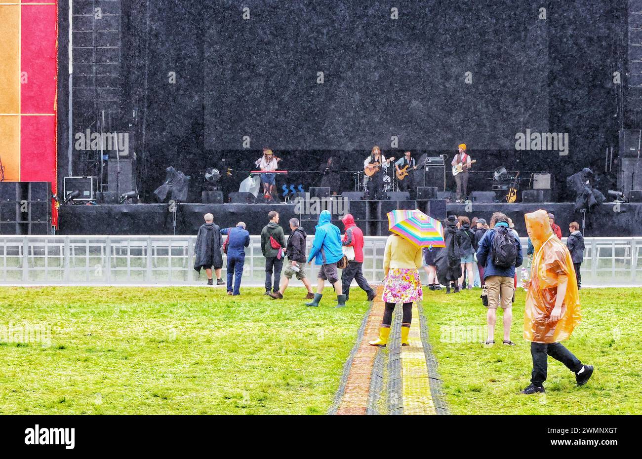 Rain on stage hi-res stock photography and images - Alamy