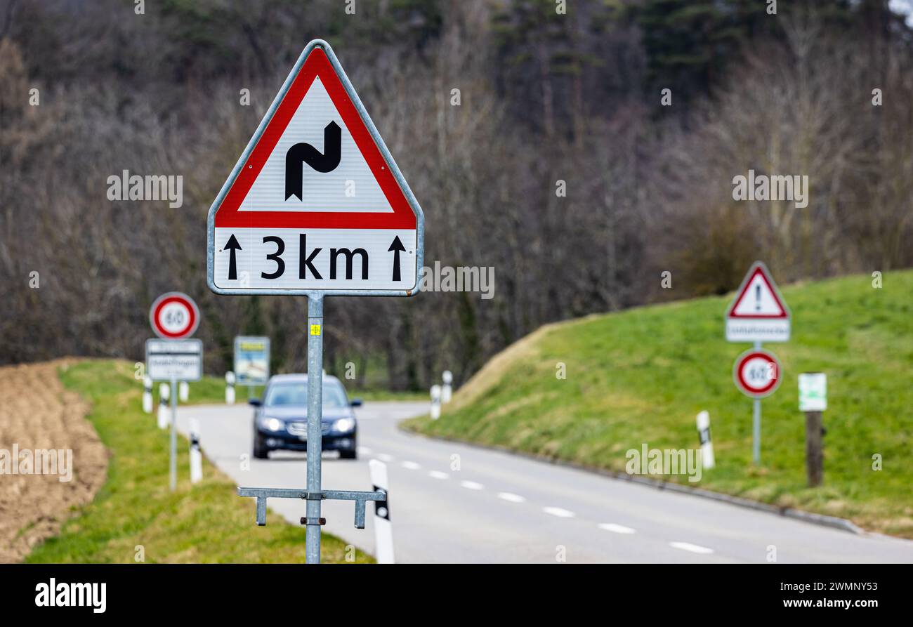 Diverse Gefahrenschilder warnen vor der gefährlichen Strecke auf der ...