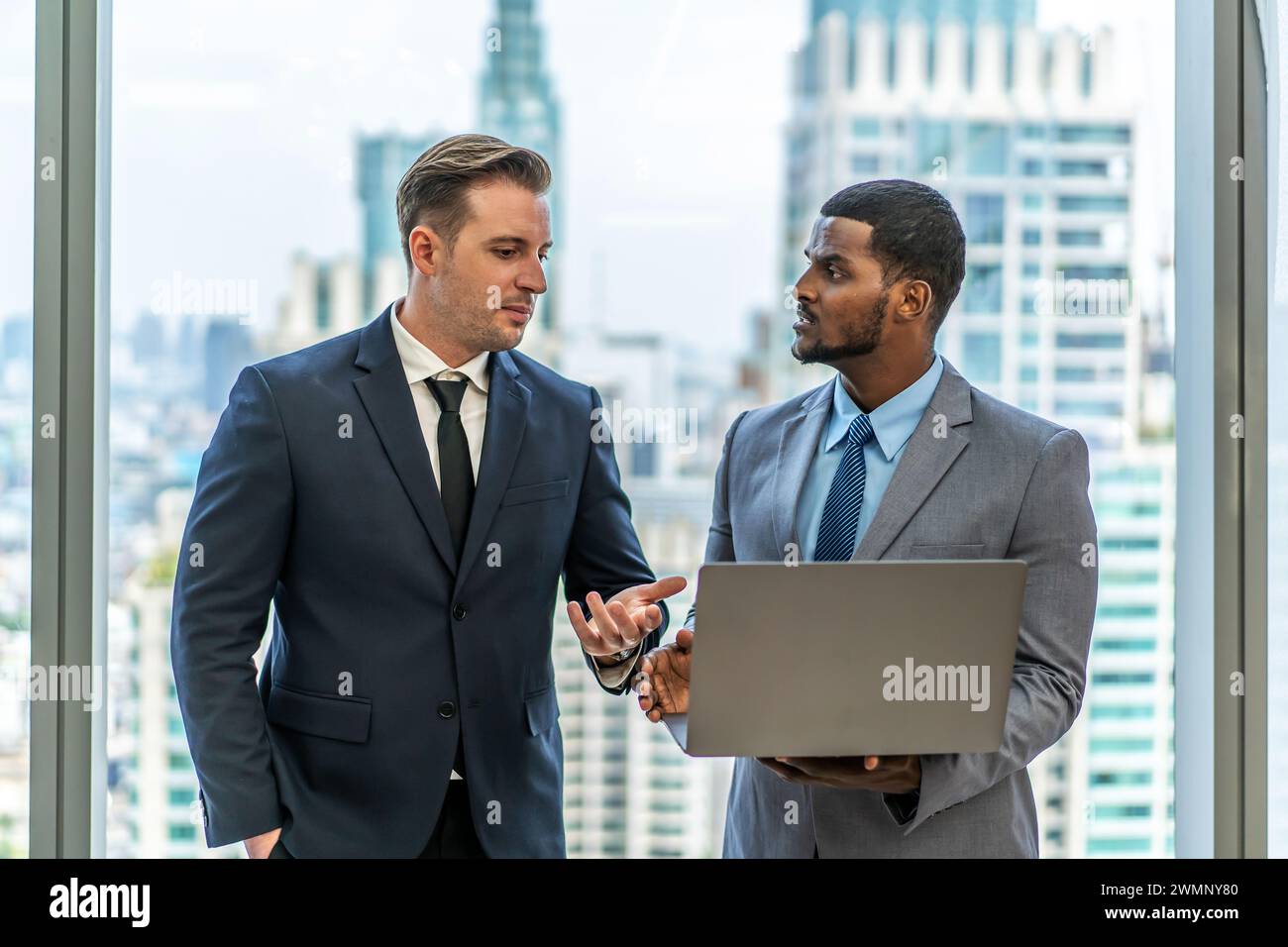 Discuss businessperson hi-res stock photography and images - Alamy