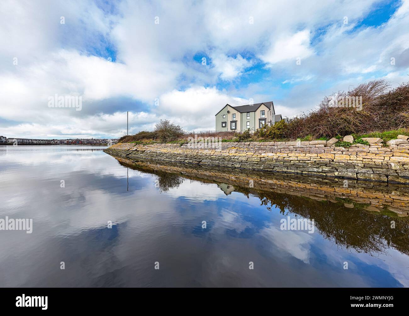 Waterfront rocks hi-res stock photography and images - Alamy