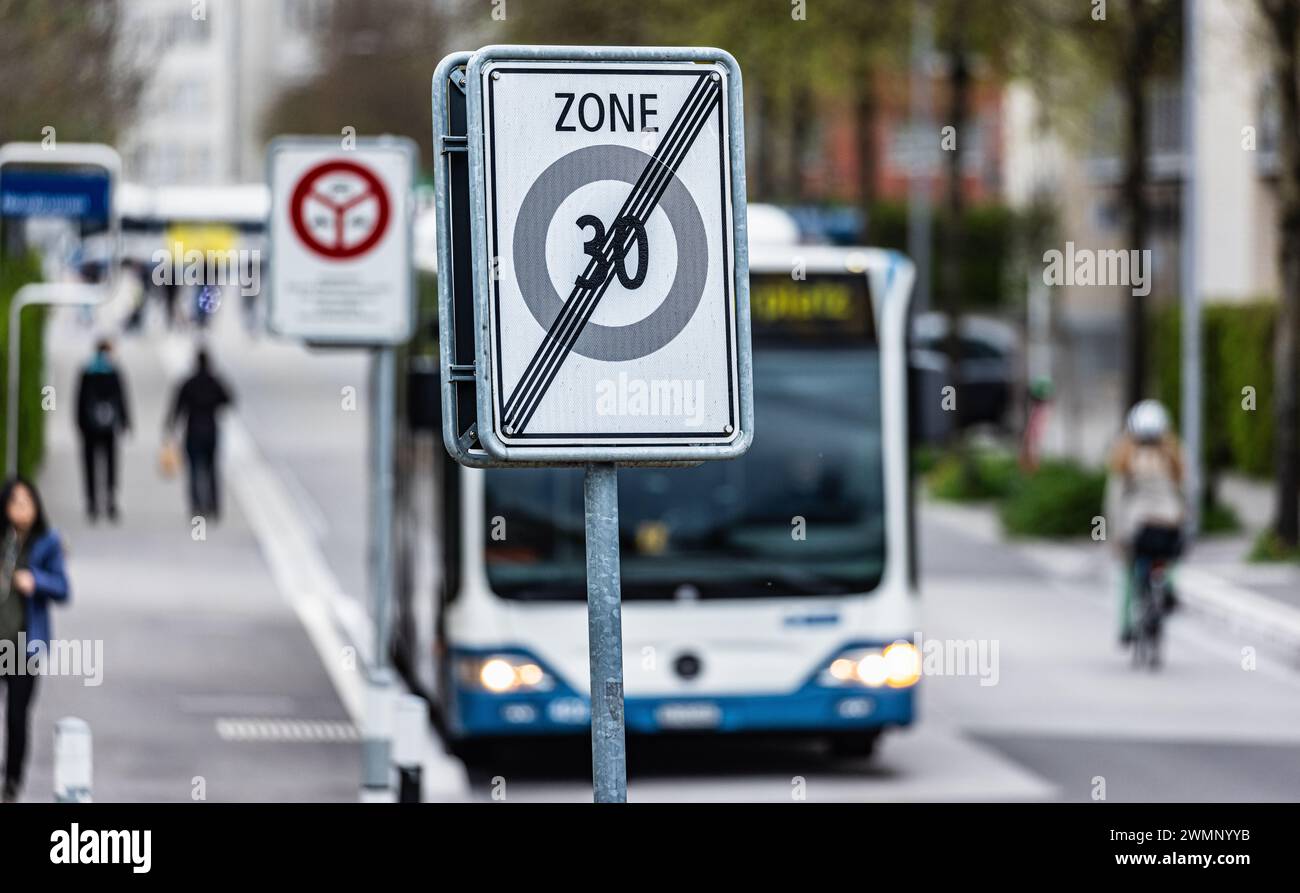 Verkehrszeichen bushaltestelle hi-res stock photography and images - Alamy