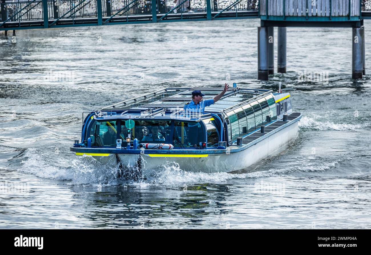 Das Limmatschiff Felix auf der Limmat in Richtung Anlegestelle ...