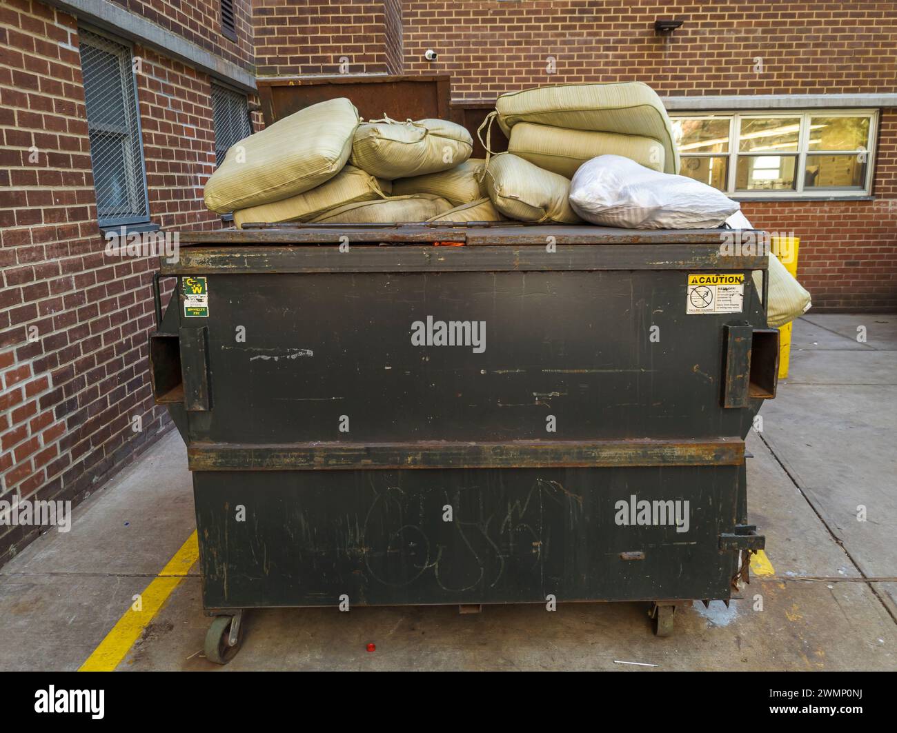 New york dumpster hi-res stock photography and images - Alamy