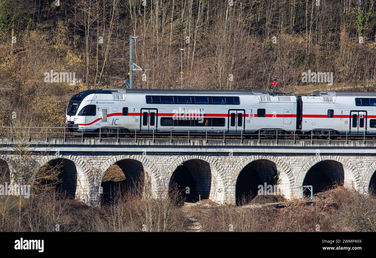 Ein Intercity K2 der Deutschen Bahn fährt oberhalb des Rheinfalls über ...