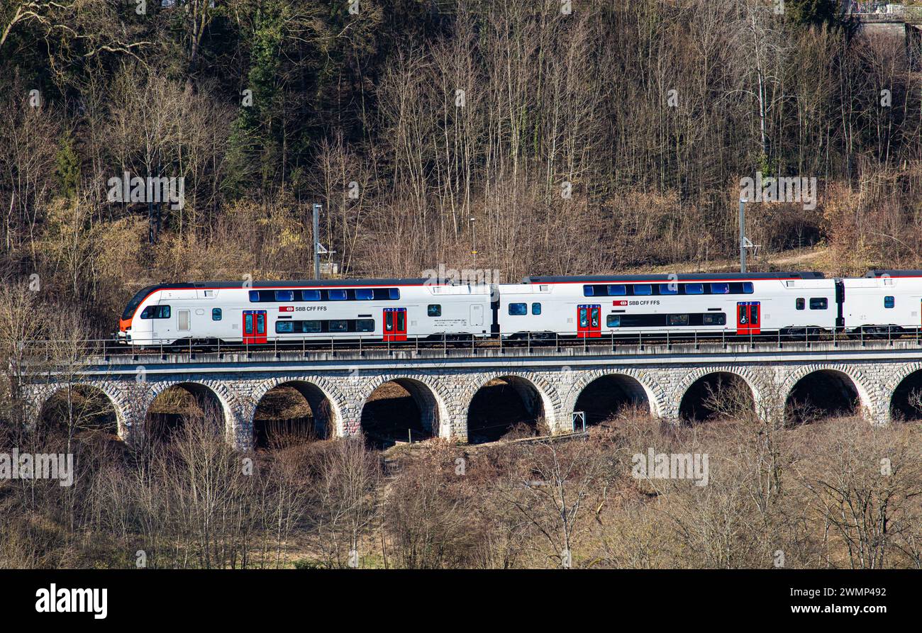 Ein SBB IR-Dosto, SBB RABe 512, fährt über ein kleines Viadukt oberhalb ...