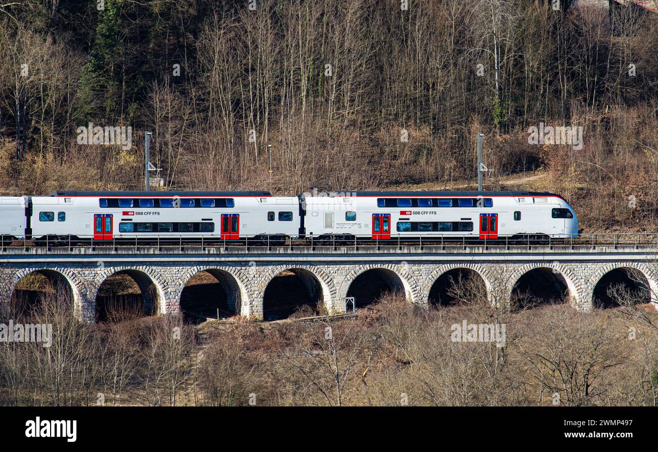 Ein SBB IR-Dosto, SBB RABe 512, fährt über ein kleines Viadukt oberhalb ...