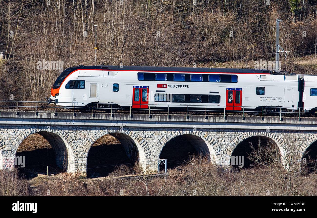 Ein SBB IR-Dosto, SBB RABe 512, fährt über ein kleines Viadukt oberhalb ...