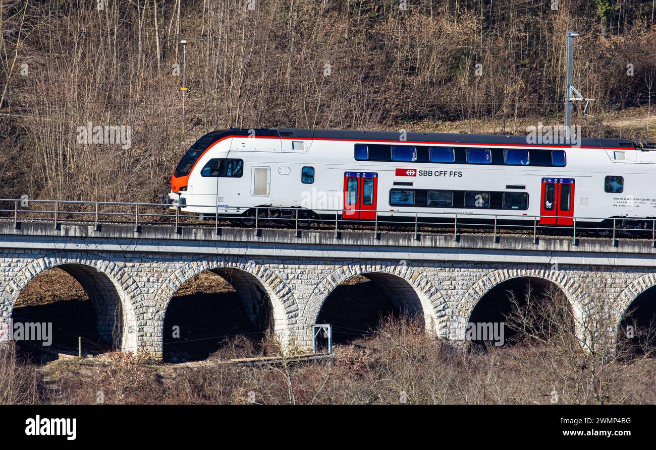 Ein SBB IR-Dosto, SBB RABe 512, fährt über ein kleines Viadukt oberhalb ...