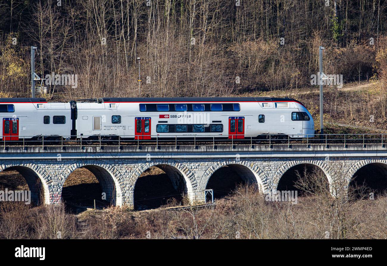 Ein SBB IR-Dosto, SBB RABe 512, fährt über ein kleines Viadukt oberhalb ...