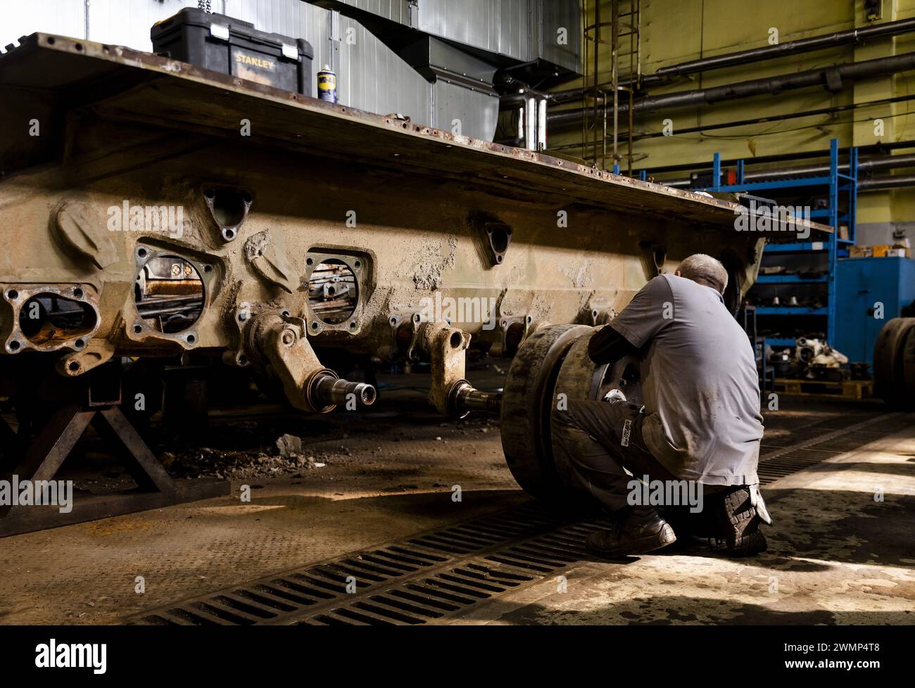 OLOMOUCKA - An old T-72 tank is being refurbished at the Excalibur Army ...