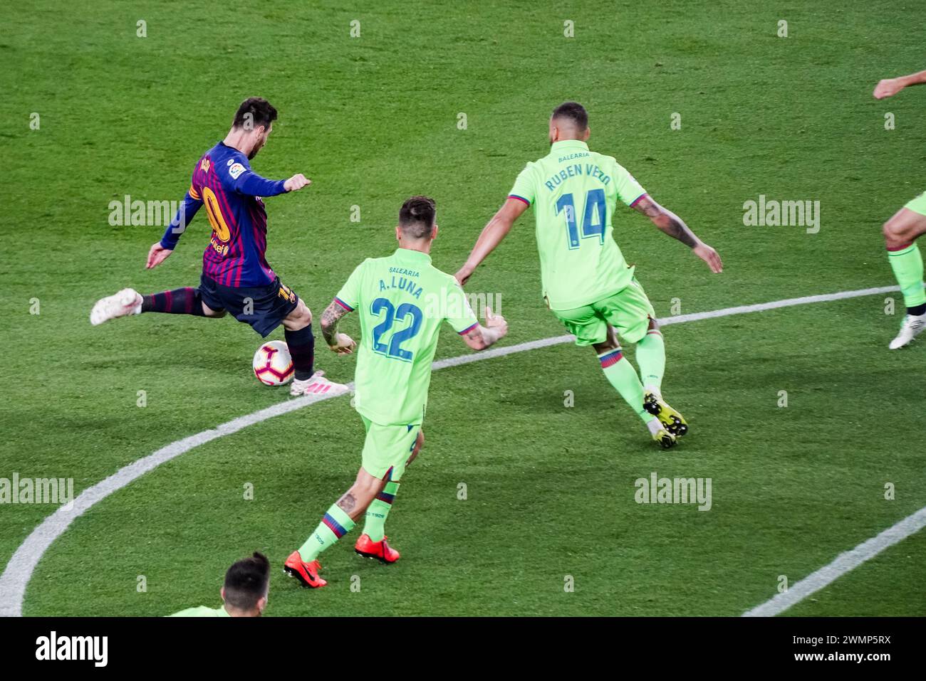 Lionel messi of barcelona shooting hi-res stock photography and images ...