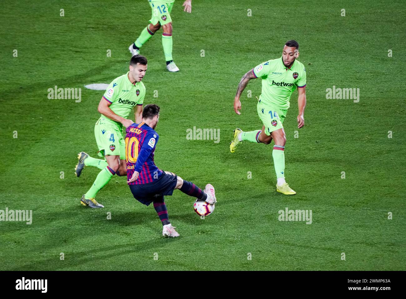 Lionel messi of barcelona shooting hi-res stock photography and images ...