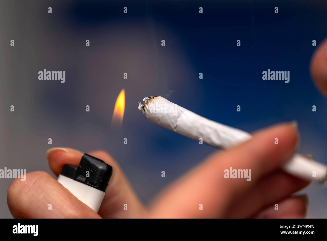 27.02.2024, Thema Cannabis-Legalisierung Symbolbild, Raucher zündet ...