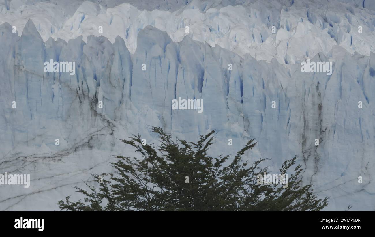 Towering ice walls hi-res stock photography and images - Alamy