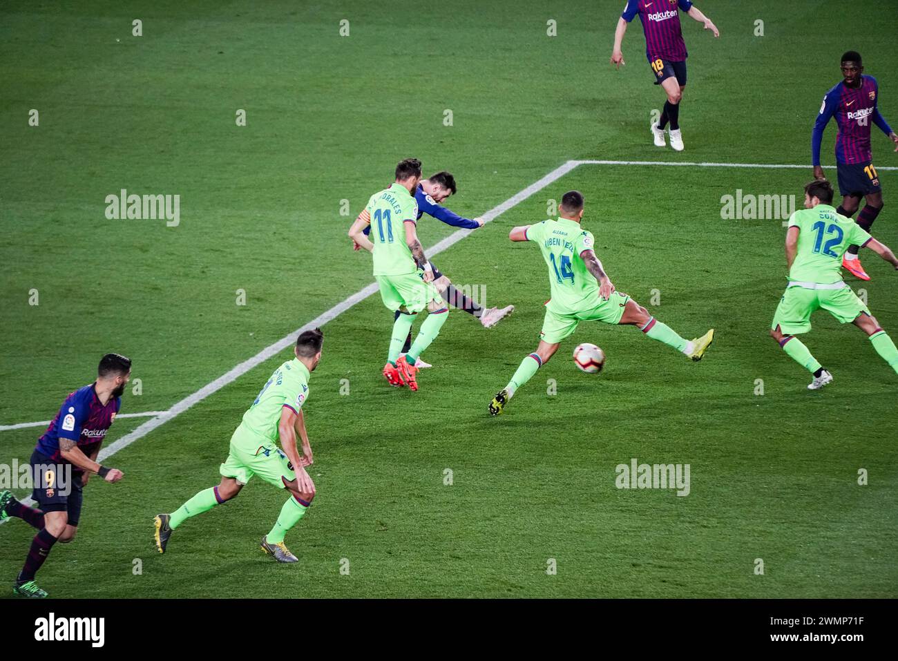 Lionel messi of barcelona shooting hi-res stock photography and images ...