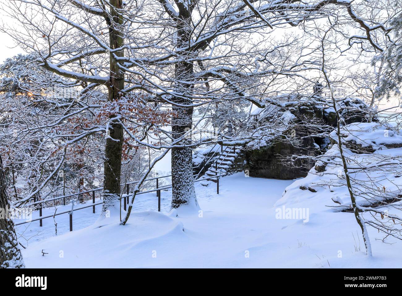 Felsen Kanapee als Aussichtspunkt an der Bastei im Schnee kurz vor ...