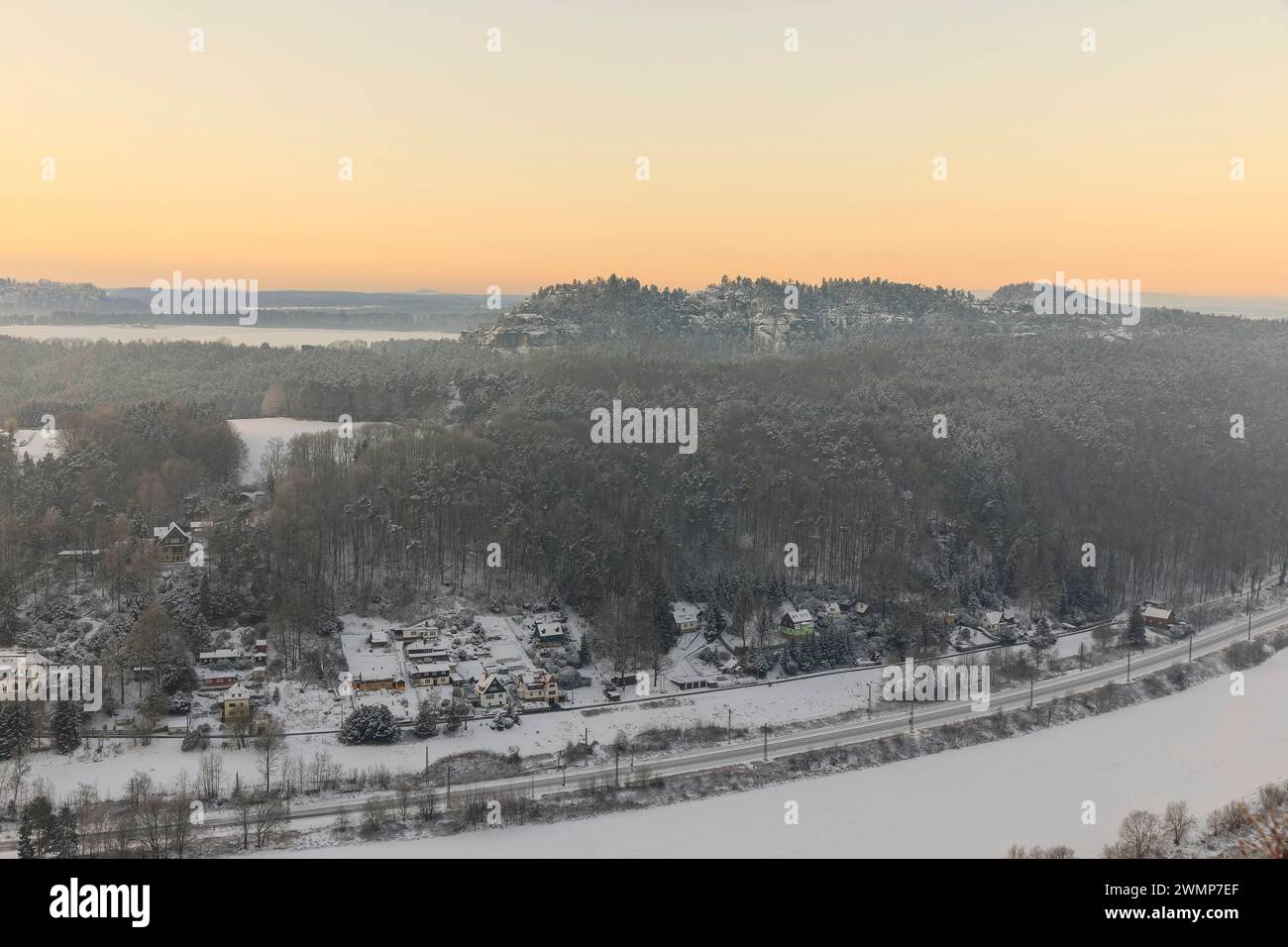 Aussichtvon der Bastei auf den Rauenstein mit Schnee kurz vor ...
