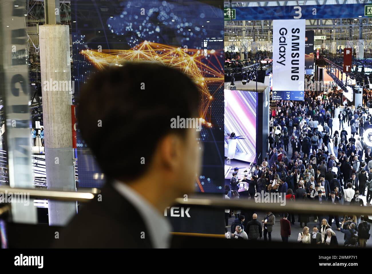 General view of the main hall of MWC Barcelona 2024. First day of ...