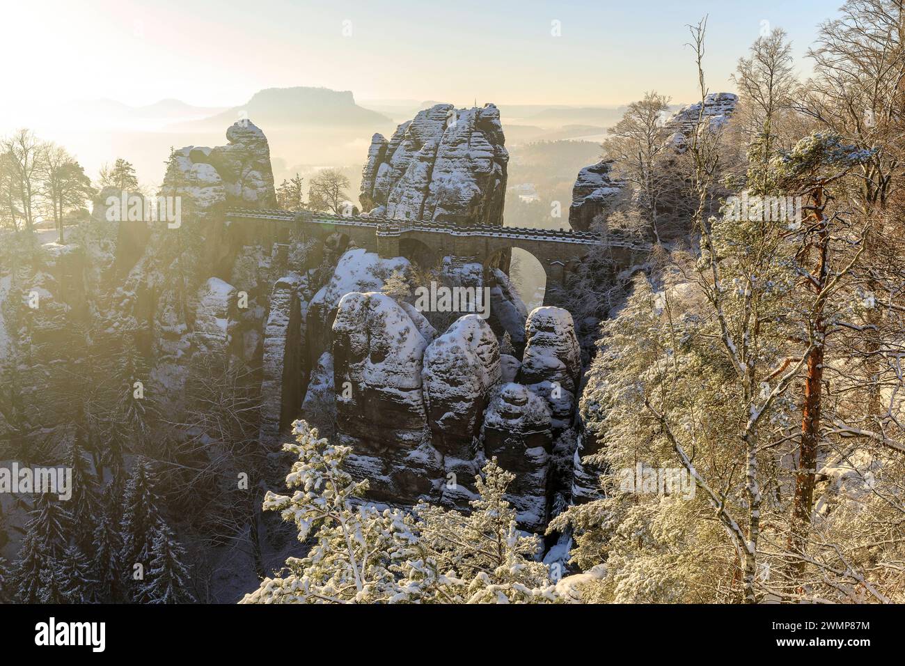 Basteibrücke an einem Wintermorgen, im Hintergrund der Lilienstein ...