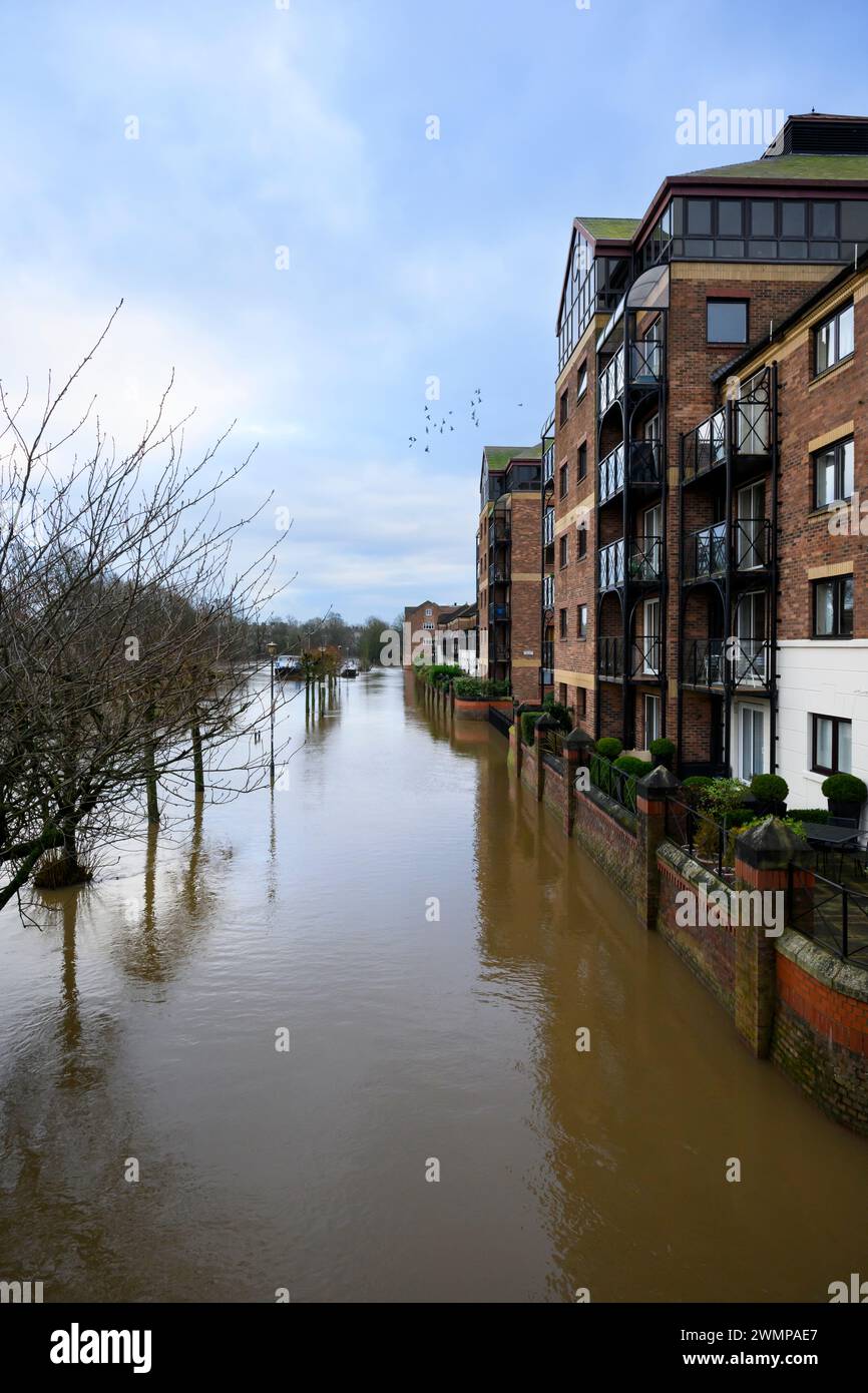 River Ouse burst its banks after heavy rain (riverside route under high ...