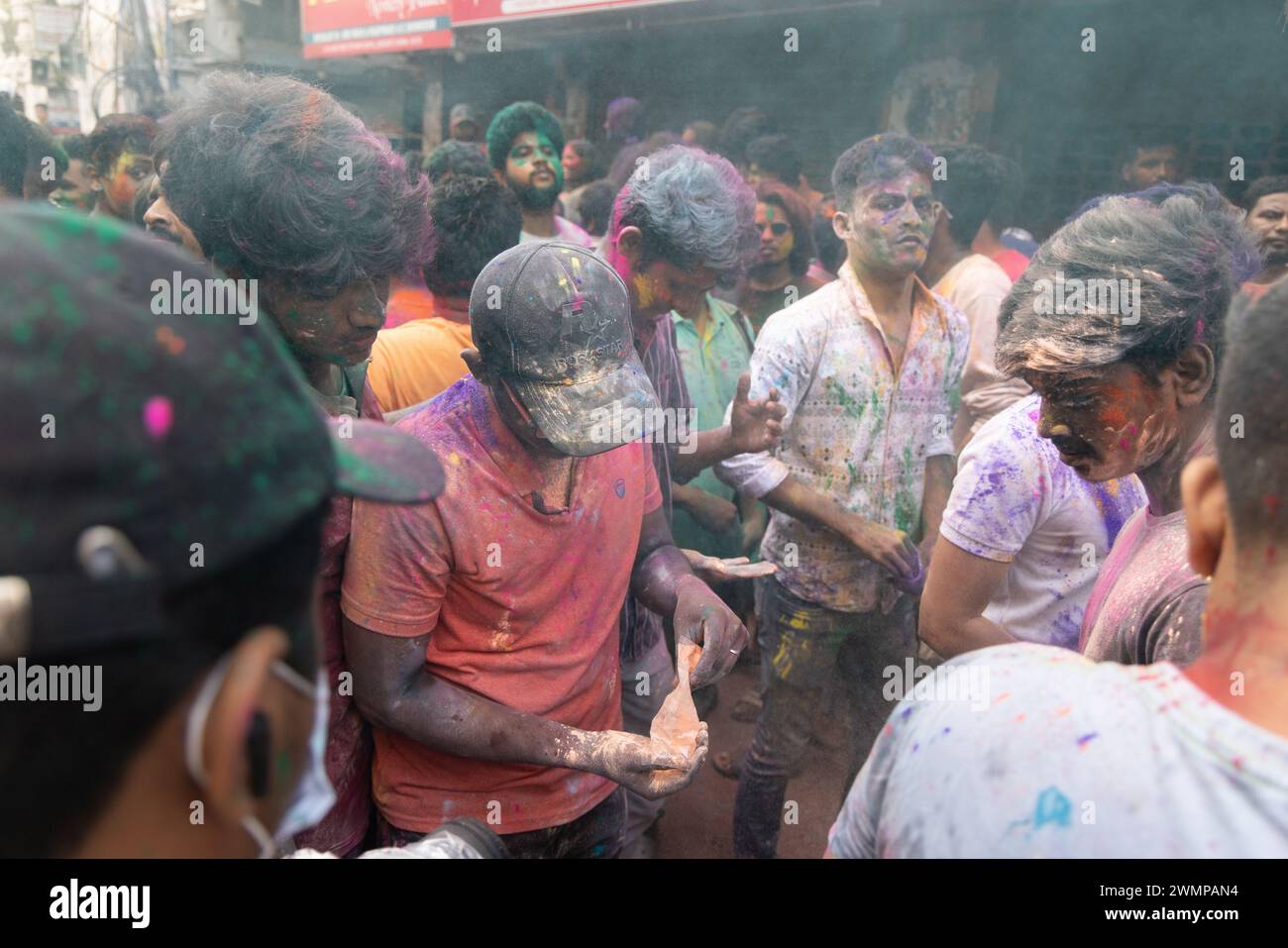People throwing holi colors hi-res stock photography and images - Alamy
