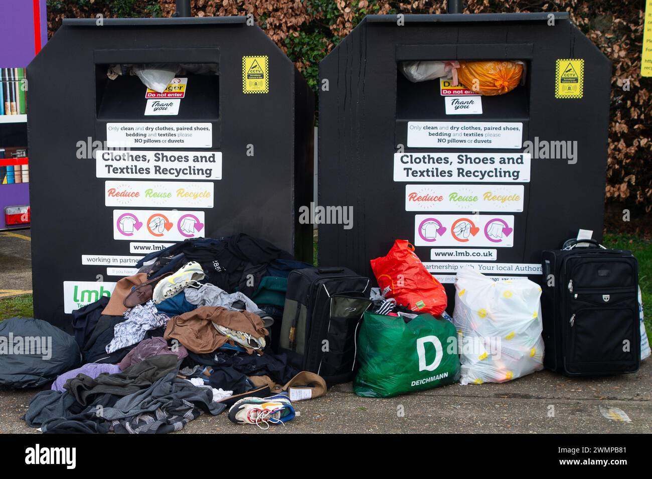 Wraysbury, Berkshire, UK. 27th February, 2024. Clothes and shoes fly ...