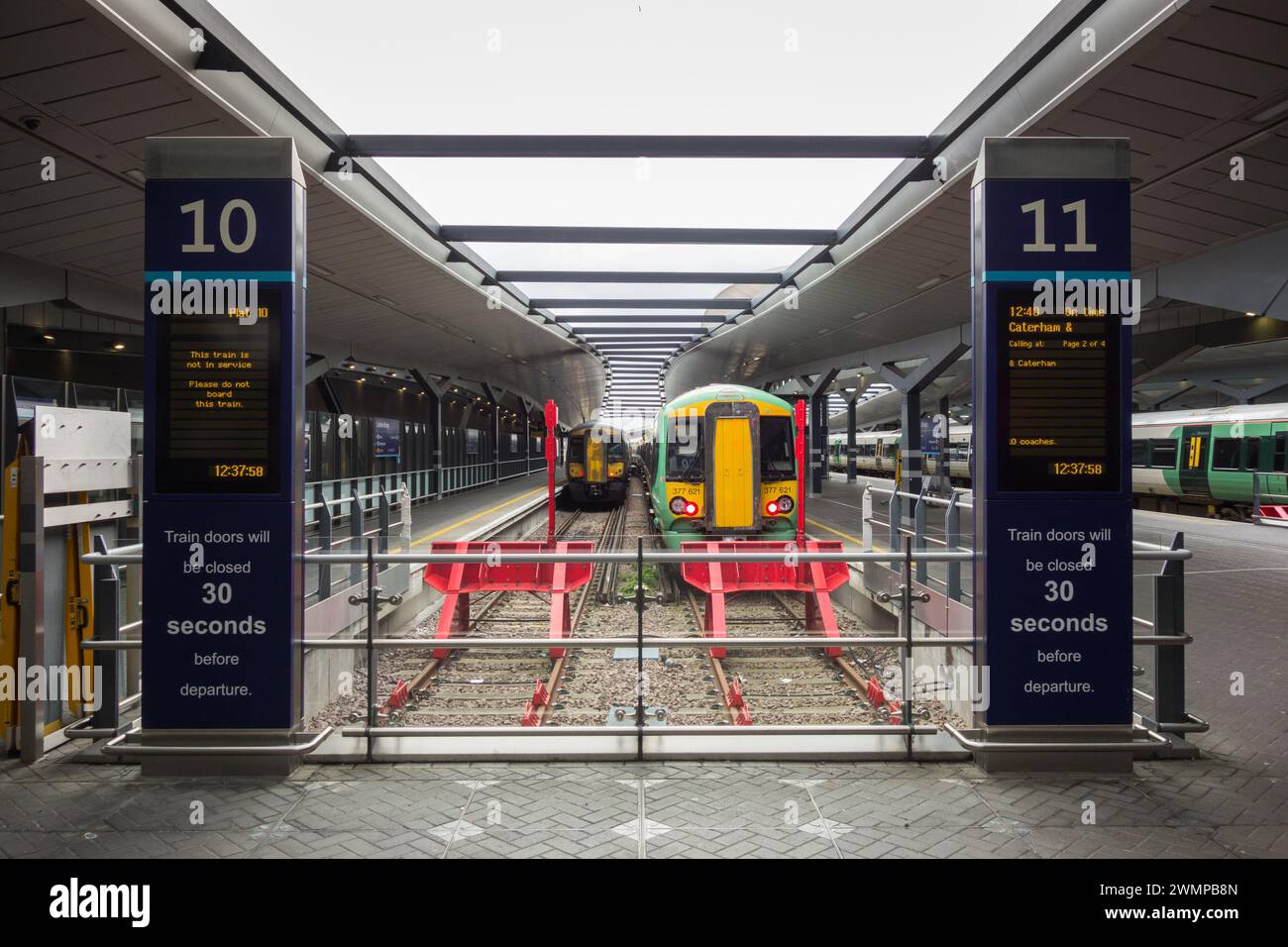 Platforms and Southern trains departing train at London Bridge Station ...