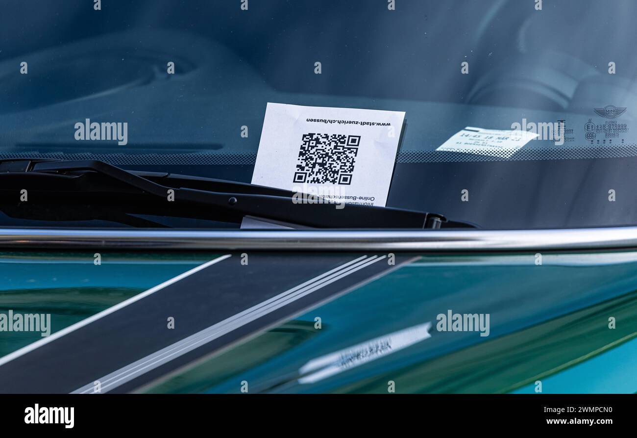 Ordnungsbusse Eine Ordnungsbusse Mit Einem QR Code Ist An Der Ordnungsbusse Eine Ordnungsbusse Mit Einem QR Code Ist An Der