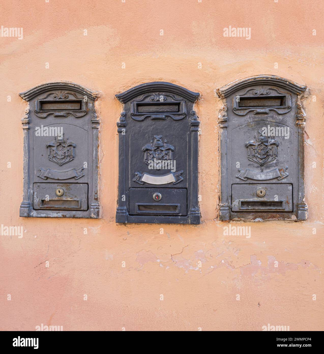 Old fashioned letterbox hi-res stock photography and images - Alamy
