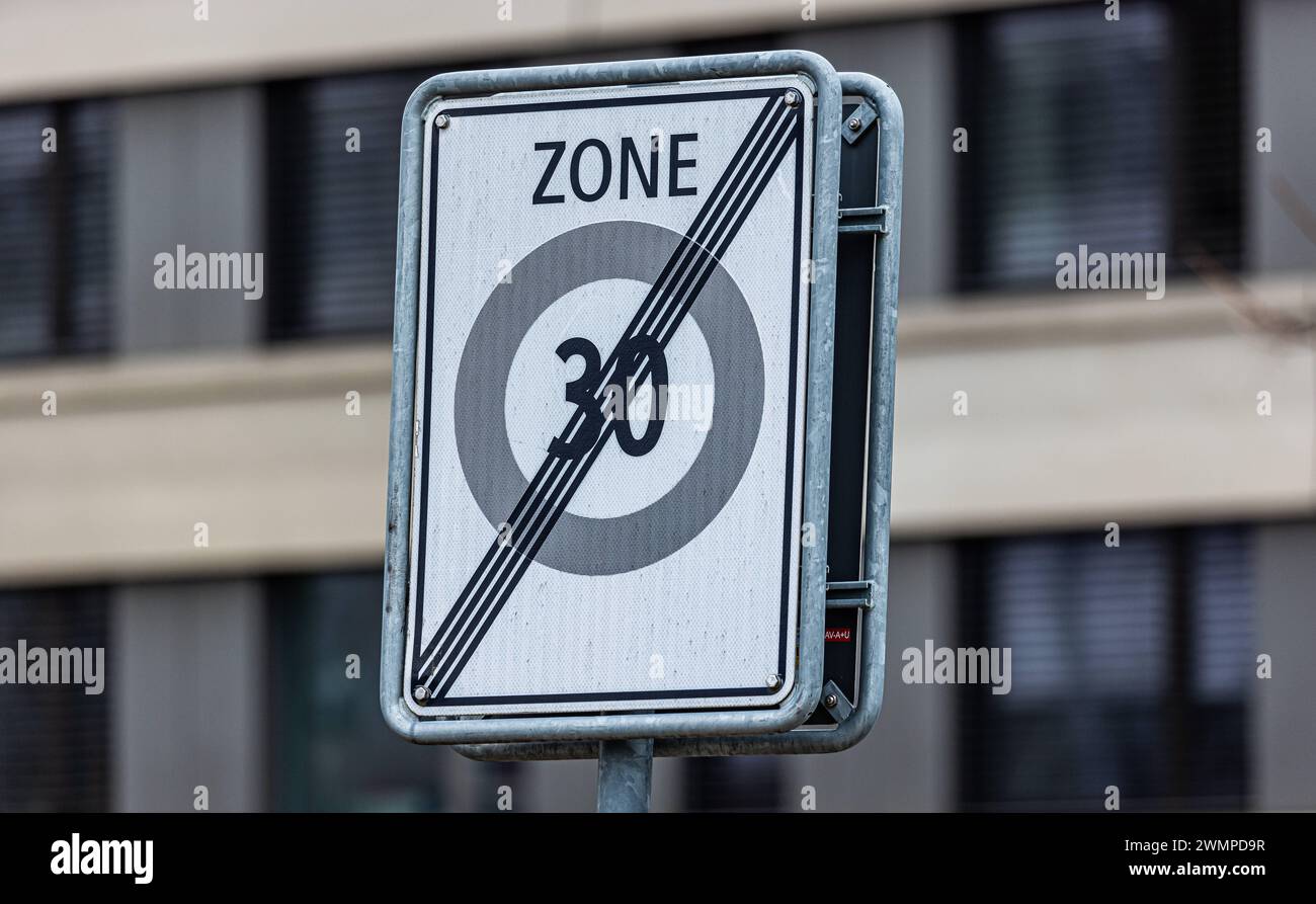 Verkehrszeichen ende der zone 30 hi-res stock photography and images ...