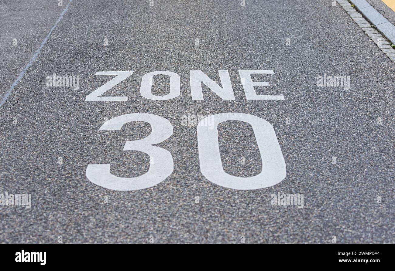 Zone 30 Auf dem Boden ist die Beschriftung Zone 30 angebracht. Es sind ...
