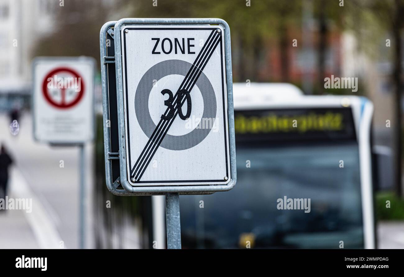 30 zone schild hi-res stock photography and images - Alamy