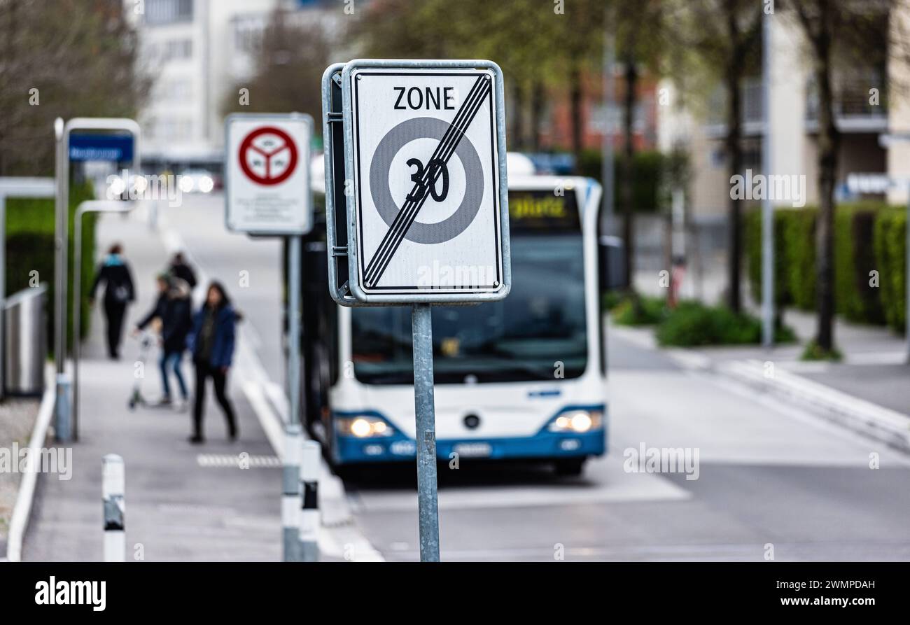 Verkehrszeichen bushaltestelle hi-res stock photography and images - Alamy