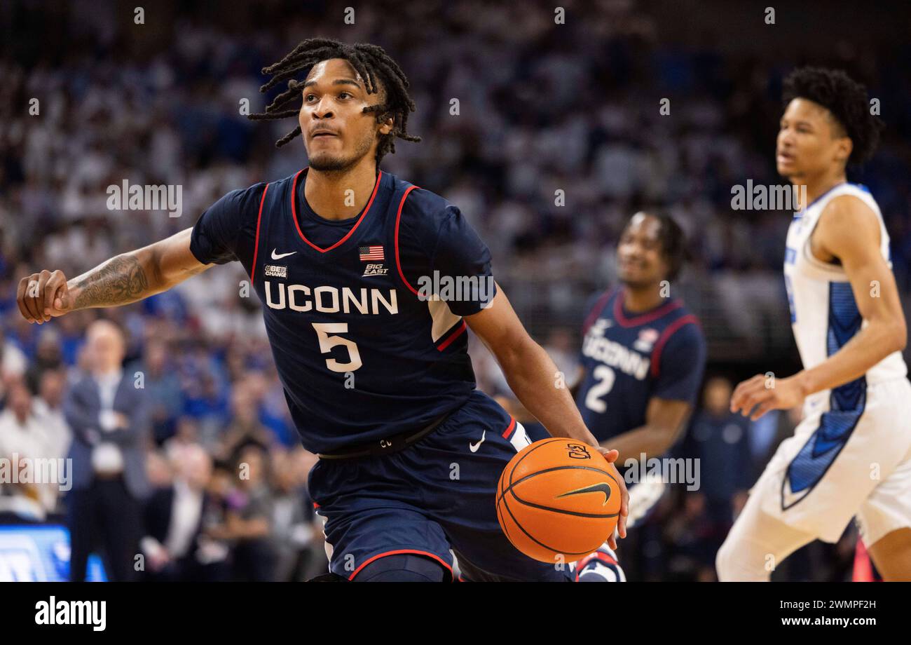 UConn's Stephon Castle (5) plays against Creighton during the first ...