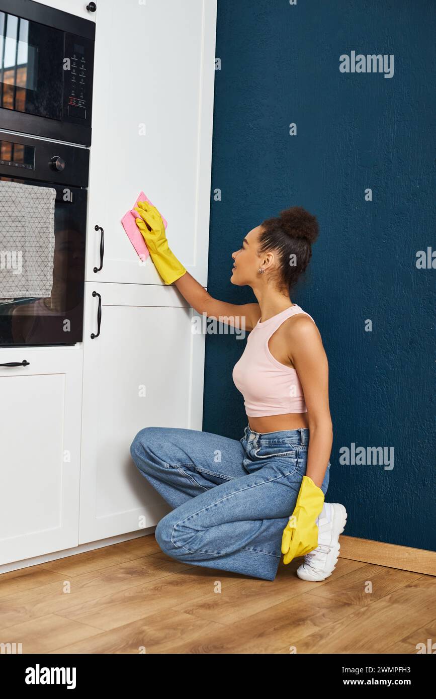 African american cleaning lady hi-res stock photography and images - Alamy