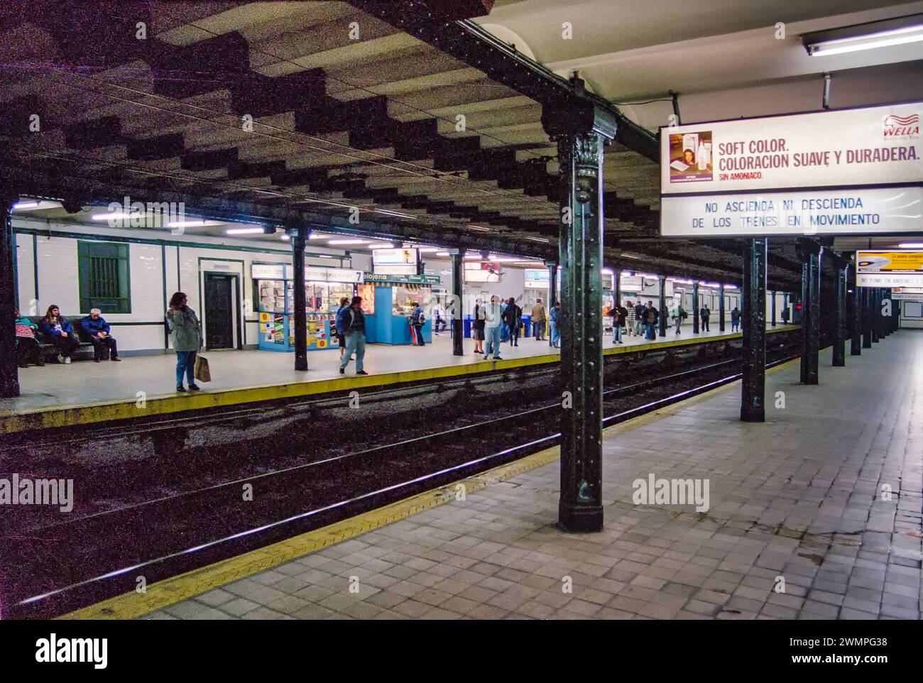 Platform in the Buenos Aires subway system in 1995 Stock Photo - Alamy