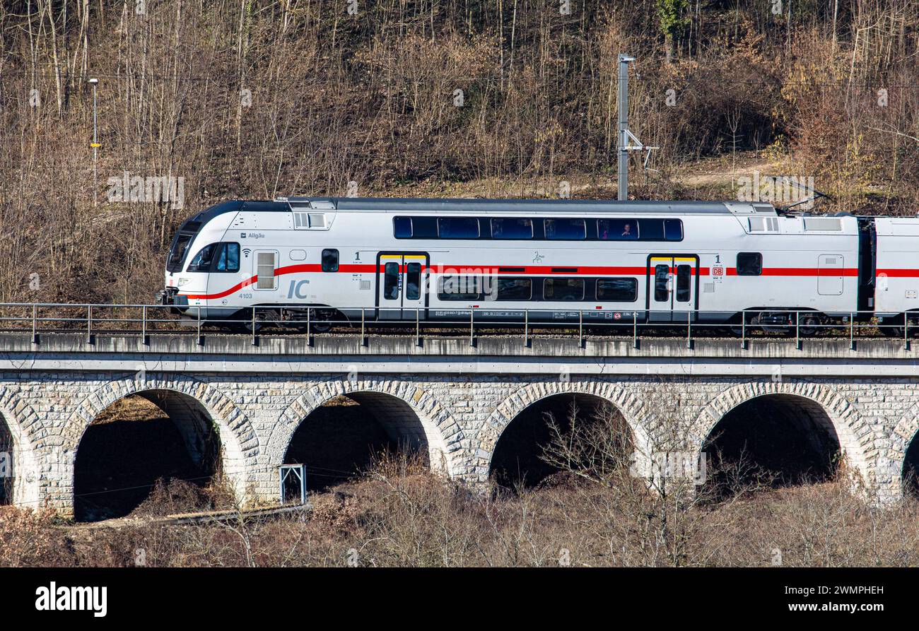 DB-Intercity Zug Ein Intercity K2 der Deutschen Bahn fährt oberhalb des ...